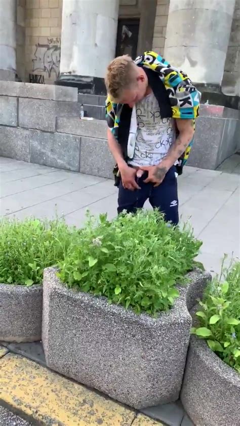 Drunk Men Pissing Outside 23 Drunk Men Pissing Outside 23