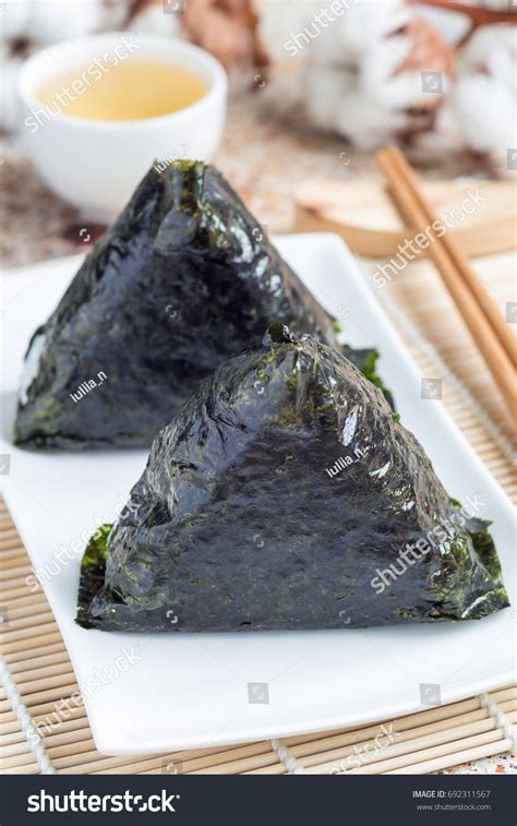 Korean Triangle Kimbap ภาพสต็อกปลอดค่าลิขสิทธิ์และรับสิทธิ์ใช้งานได้