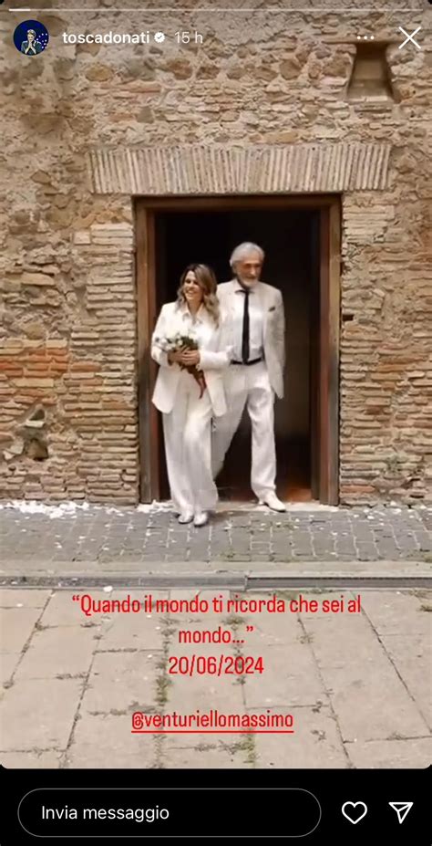 Tosca In Completo Maschile Total White Per Il Giorno Del Suo