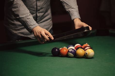 Американский бильярдный пул. треугольник бильярдных шаров. | Премиум Фото