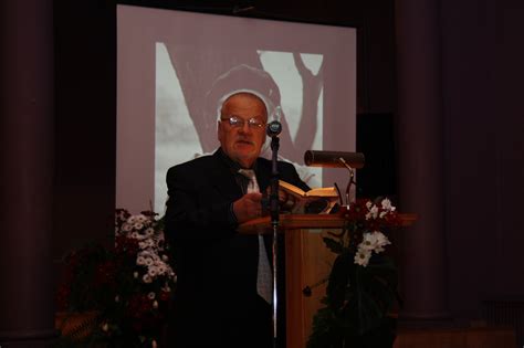 Kreisajā Pusē Kur Sirds Dzeja Sarmoti Ziedi Gundegai Salnai Ojāra