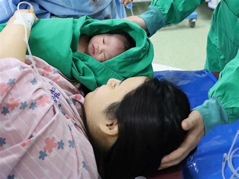 [단독] 크리스마스 이브 ‘3代가 분만실에…딸 이어 손녀도 직접 받은 의사