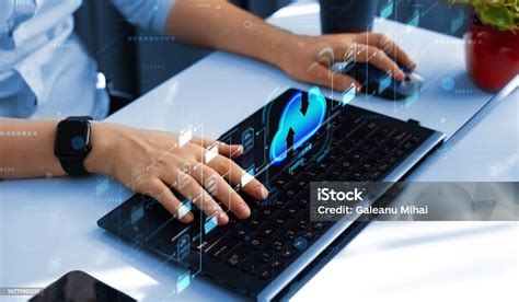 문서를 전송하기위한 디지털 시스템 Ftp 파일 수신기 및 컴퓨터 백업 복사본 파일 공유 아이소메트릭 인터넷 클라우드 기술로 정보와 데이터를 교환하십시오 It 지원에 대한