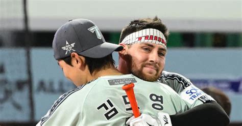 오스틴 김도영홈런 포옹 사진