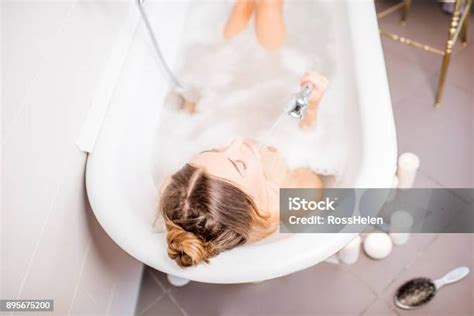 Wanita Mandi Di Kamar Mandi Retro Foto Stok Unduh Gambar Sekarang