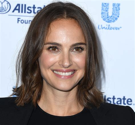 Natalie Portman Pixie Cut Growing Out Embracing The Pixie A