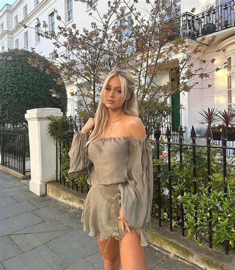 Thea Thompson Bio Age Height Wiki Models Biography
