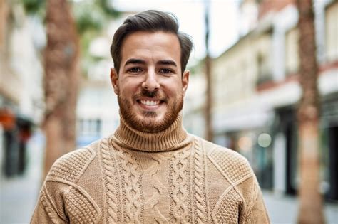 Hombre Caucásico Joven Sonriendo Feliz De Pie En La Ciudad Foto Premium