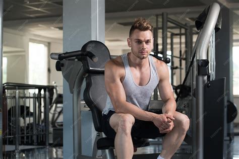 Premium Photo Muscular Man After Exercise Resting In Gym