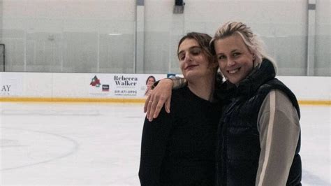 Patinage Gabriella Papadakis Va Danser Avec Une Femme Pour Briser
