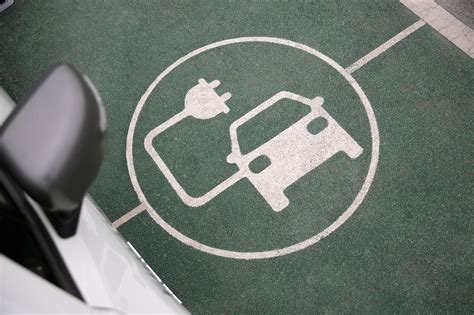 Электромобили «наследили»: как производители решают проблему CO2 ...