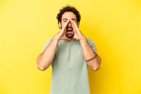 Sentirse Feliz Emocionado Y Positivo Dando Un Gran Grito Con Las Manos