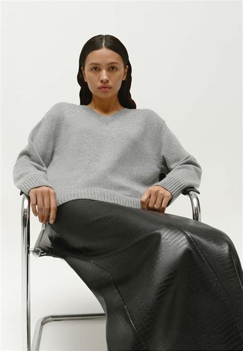 Вовняний светр з V подібним вирізом