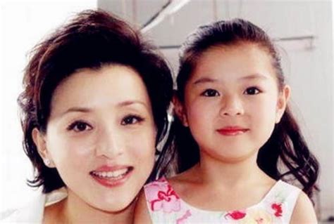 杨澜一家四口照，16岁女儿吴所惧好像妈妈小时候 凤凰新闻