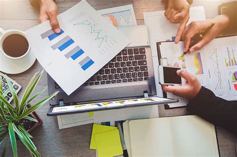 비공식 비즈니스 회의를 이끄는 성공적인 팀 리더 및 비즈니스 소유자 전경에서 노트북에서 일하는 사업가 비즈니스 및 기업가 정신 개념 2명에 대한 스톡 사진 및 기타 이미지