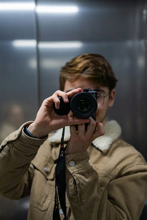 카메라로 자신의 사진을 찍는 남자 사진 Unsplash의 무료 초상 이미지