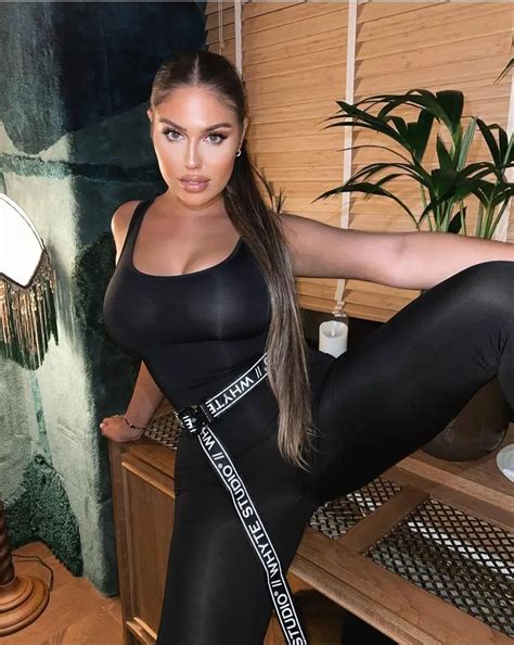 Anna Vakili Scrolller