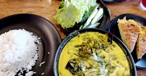 Lauk Menu Kampung Keli Salai Lemak Cili Api Dengan Pucuk Ubi