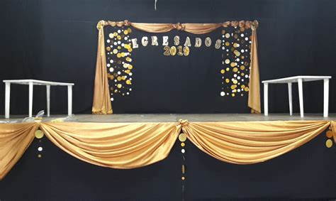 Decoración De Graduación Con Telón De Fondo Dorado
