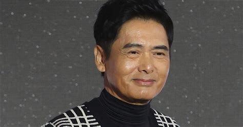 포토s 핸드프린팅 보여주는 주윤발