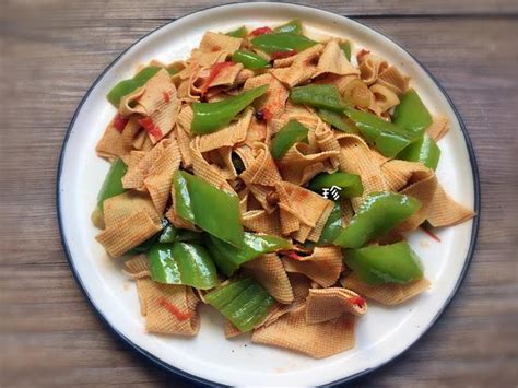 【西红柿尖椒豆皮的做法步骤图，怎么做好吃】珍食记 下厨房