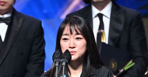 사진 수상 소감 밝히는 오징어 게임 제작 김지연 대표 사진 수상 소감 밝히는 오징어 게임 제작 김지연 대표