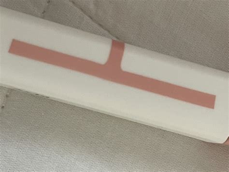 따뜻한 색상이라 제 피부에는 잘 어울리지 않았지만 얇게 발려서 좋았습니다