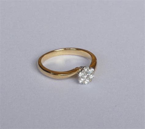 Lot 10ct Gold 7 Diamond Cluster Ring Unreserved