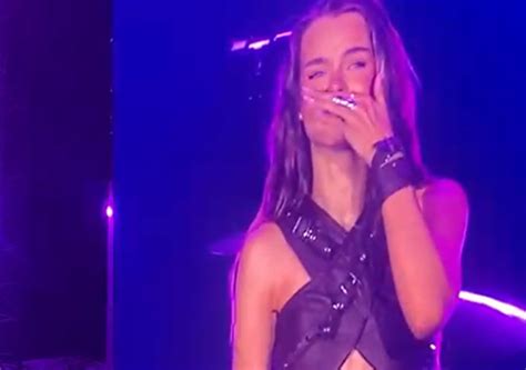 אנה זק פרצה בבכי מול קהל של אלפי מעריצים צפו Tmi