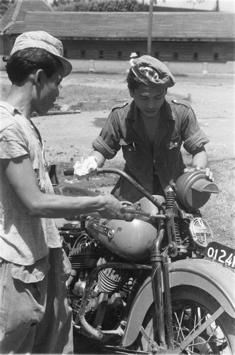 Twee Indonesische Mannen Sleutelen Aan Een Motorfiets De Linker Heeft De Afkorting T D Op