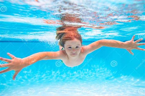 Barn Som Simmar I Poolen Under Vatten Barn Simmar Under Vatten Till