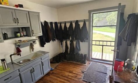 Inside A Cozy Classic Amish Farm Home 20 Photos Amish America
