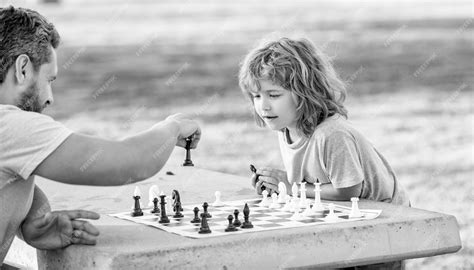 Tutoría Estratégica Y Táctica Padre E Hijo Juegan Juego De Lógica Padre