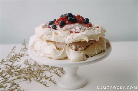 Easy Pavlova Recipe - Sumopocky | Handcrafted Bakes