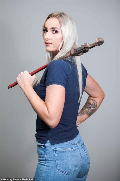 Stunning Mother Of One Is Dubbed Uks Sexiest Plumber Daily Mail Online