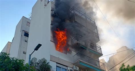 Incendio En Un Edificio En Flores 18 Personas Tuvieron Que Ser Asistidas Por Inhalación De Humo
