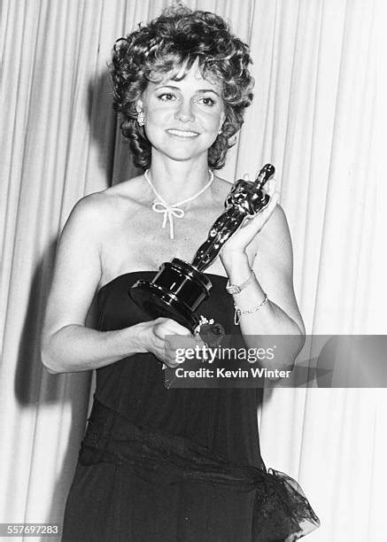 640 Sally Field Oscar Photos And High Res Pictures Getty Images