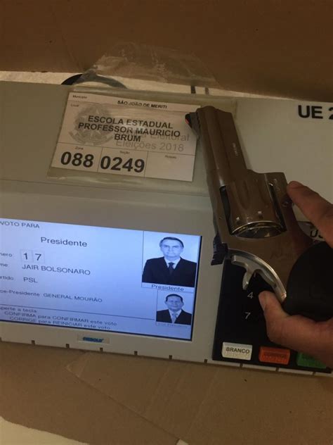 Eleitores Postam Fotos E Vídeos Com Armas Na Cabine De Votação