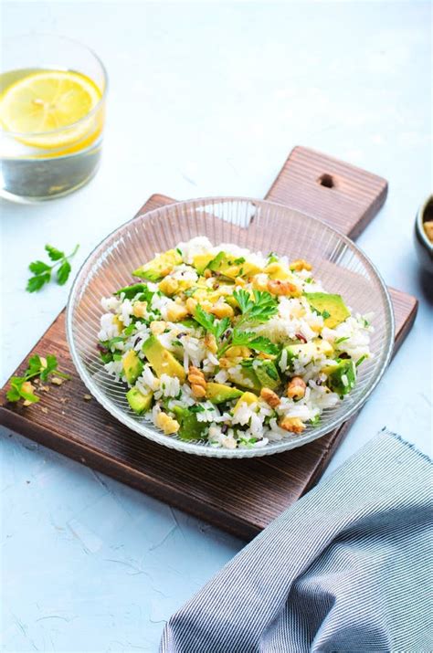 Salada Do Arroz Do Abacate Aperitivo Saboroso Alimento Saudvel Do Vegetariano Imagem De Stock
