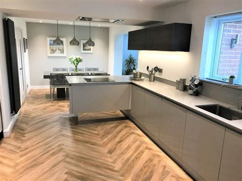 Contemporary Handleless Linear Kitchen With Double Peninsular Nkbco