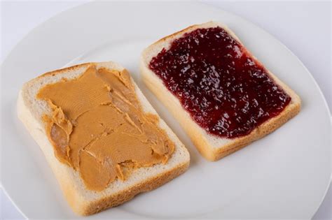 Primer Plano De Sándwich De Mantequilla De Maní Y Jalea De Cara Abierta