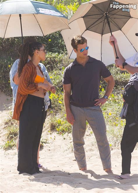 Sydney Sweeney Glen Powell And Cast Heat Up The Screen With Steamy