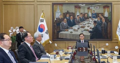 한은 기준금리 350로 또 동결내년 성장률 21％로 하향
