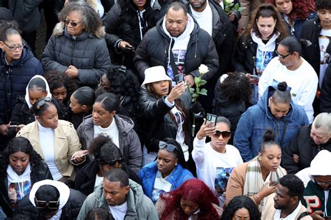 In Witte Koets Komt De Kist Van Doodgeschoten Rapper Boechi Aan Bij Willem Ii Stadion Honderden