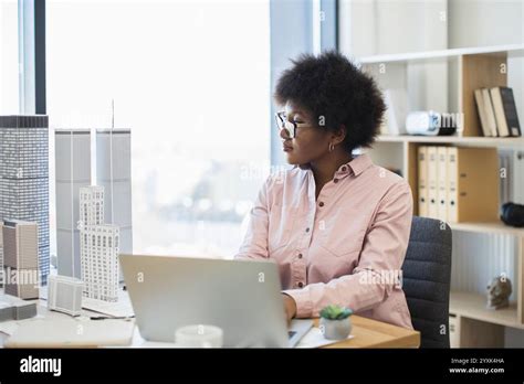 Architecte Africaine Dans Les Années Trente Conçoit Un Modèle De Ville Moderne Concentré Et