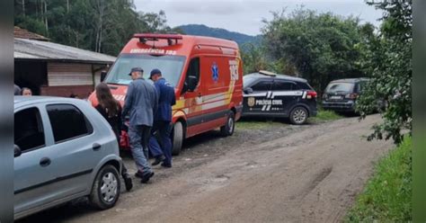 Chocante Crian A Volta Da Escola E Se Depara Com A M E Sem Vida Muito Sang Ver Mais Ver