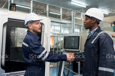 공장의 제어 기계실에서 악수하는 두 명의 남성 엔지니어 노동자 유지 보수 및 수리 성공 개념 2명에 대한 스톡 사진 및 기타 이미지 Istock