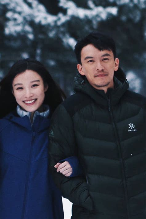 张震在机场偶遇倪妮后自拍留念 老友见面倍感亲切 搜狐大视野 搜狐新闻