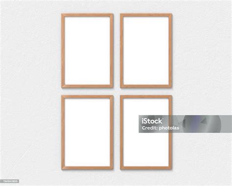벽에 걸려 있는 테두리가 있는 4개의 수직 나무 프레임 모형 세트 그림이나 텍스트의 빈 베이스입니다 3d 렌더링 0명에 대한 스톡 사진 및 기타 이미지 Istock