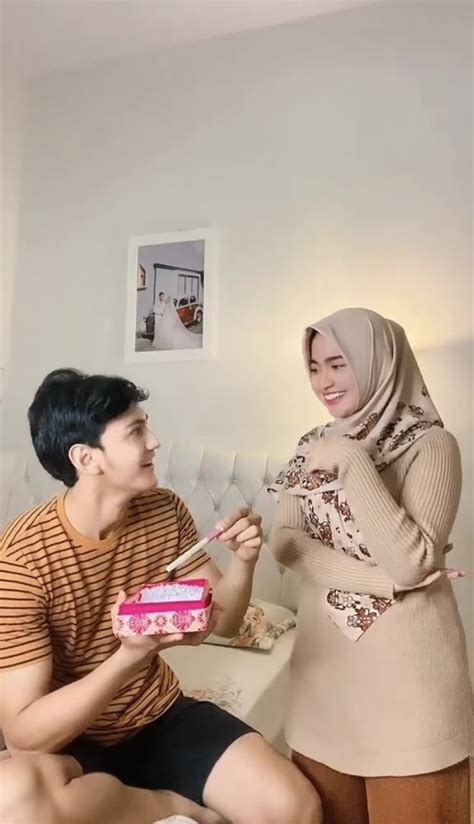 10 Potret Vicky Kalea Dan Istri Umumkan Kehamilan Pertama